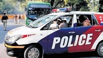 Woman slits wrist and shares video; her friend faints, dies in Delhi