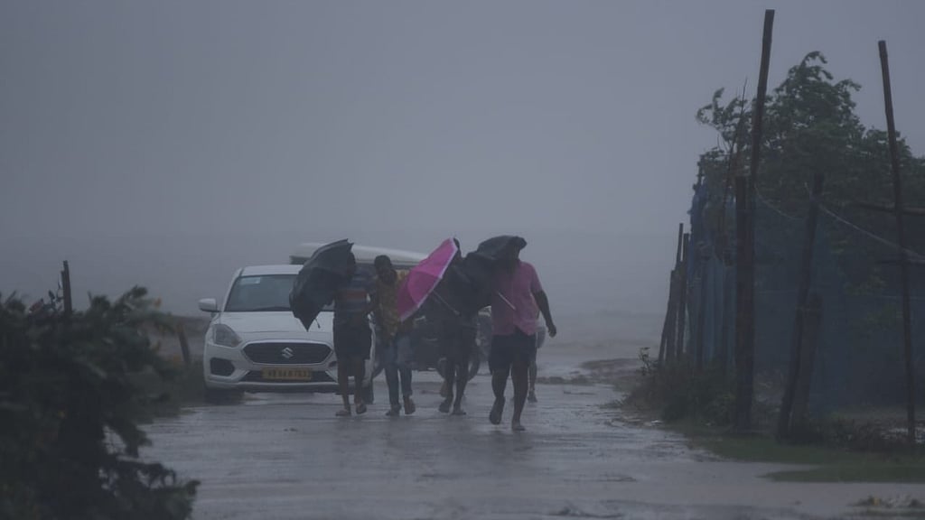 Cyclone 'Dana' to make landfall early Friday; Odisha, Bengal receive ...