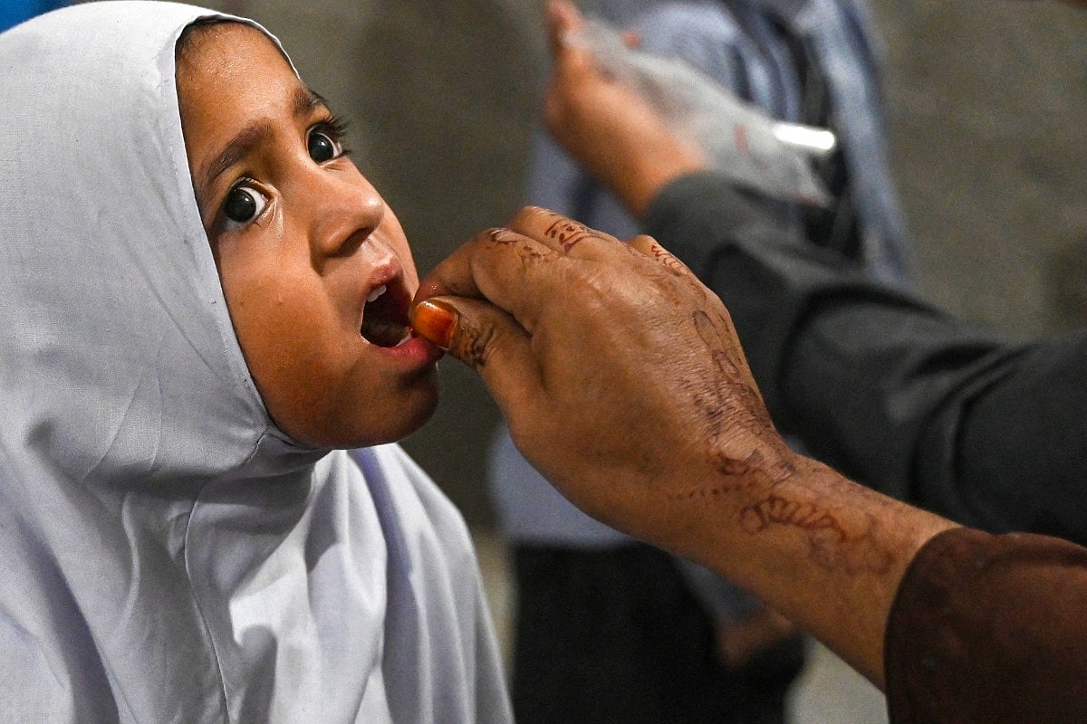 Pakistan anti-polio drive struggles against militants, mistrust