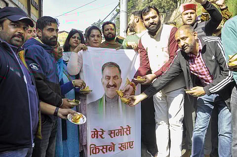 Yuva Morcha distributes samosas in Shimla, BJP MLA places online order ...