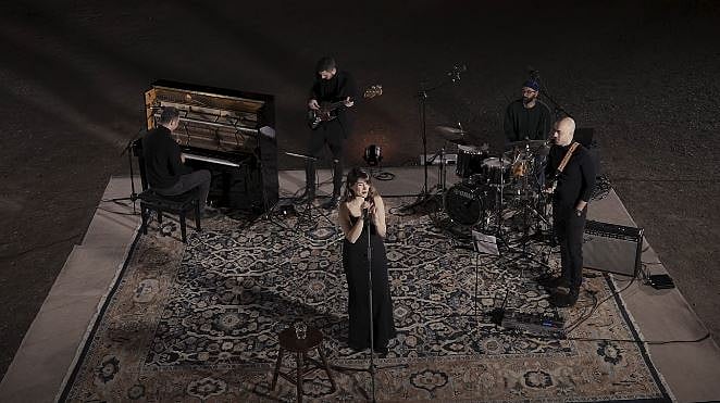 Iranian singer gives online concert without hijab, faces prosecution ...