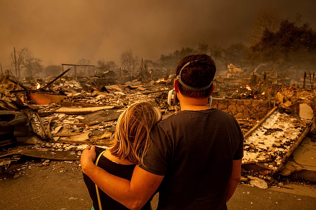 Hollywood Hills fire breaks out as deadly wildfires burn out of control ...