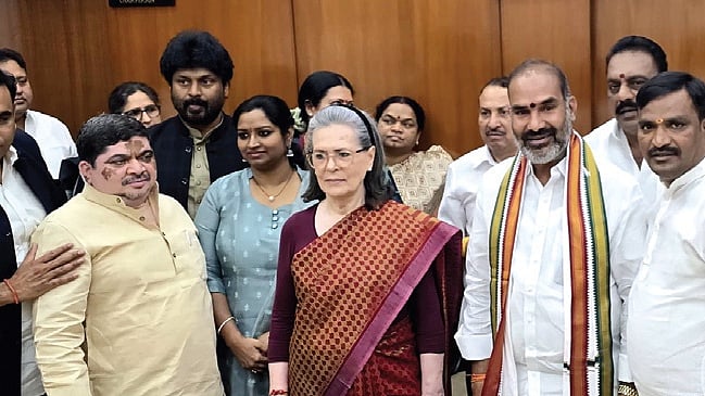 Telangana Congress leaders brief Sonia on caste census, BC quota