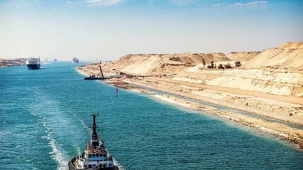 சூயஸ் கால்வாய் : அந்த காலத்திலேயே இத்தனை கோடிகள் செலவு செய்து ...