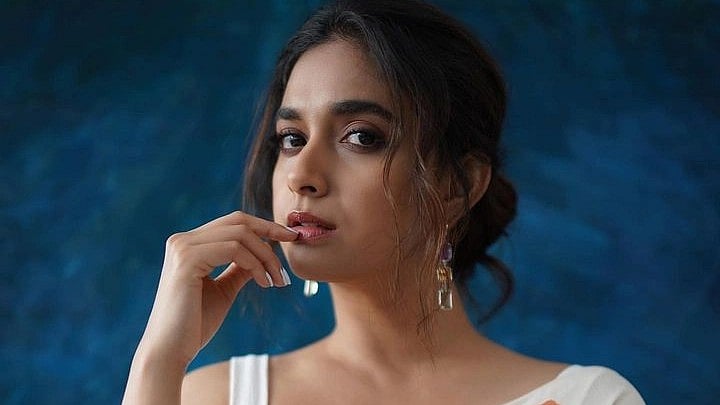 Keerthy Suresh : Mahanati Actress' Impressive Looks in White