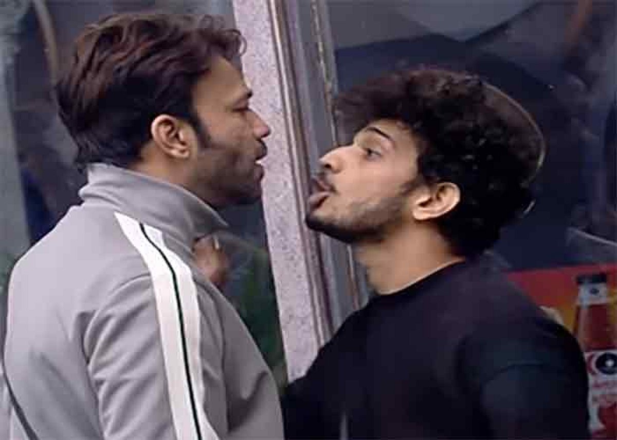 Bigg Boss 17 Munawar Faruqui Grabs Vicky Jains Neck In An Ugly