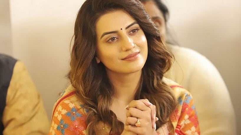 Akshara Singh Flaunts Her Hair, Makeup In New Photos; Sends Holi ...