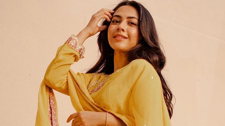 Reem Shaikh Channels Her Inner ‘Shaayar’ As She Strikes A Pose In ...