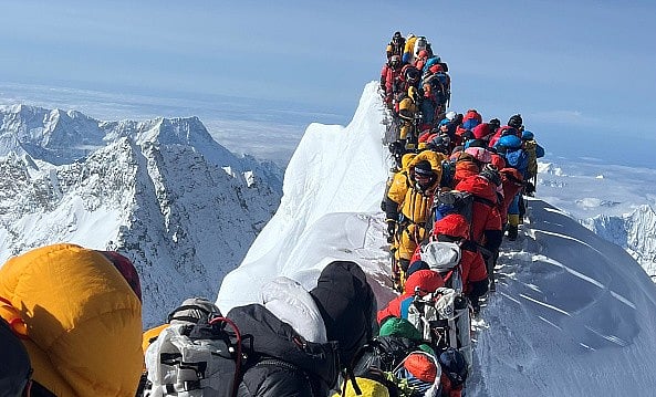 Long Queues At Mount Everest A Risk For Climate And Climbers
