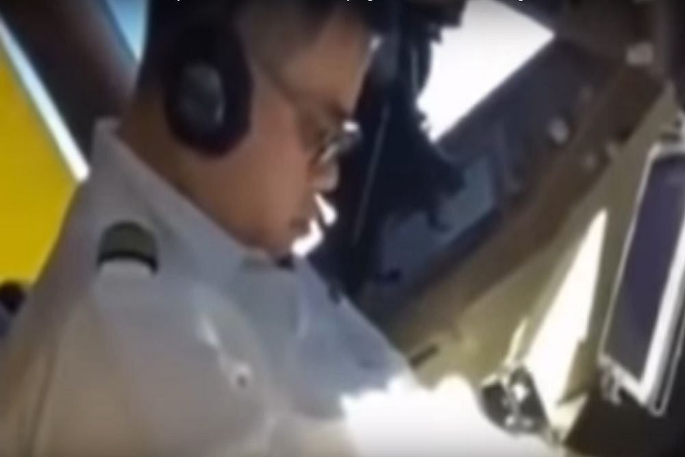 VIDEO: Pilot Falls Asleep Inside Cockpit While Flying Boeing, Video ...