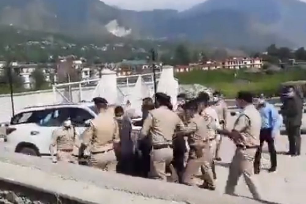 Watch: SP Kullu Thrashed By Himachal CM’s Security Personnel During ...