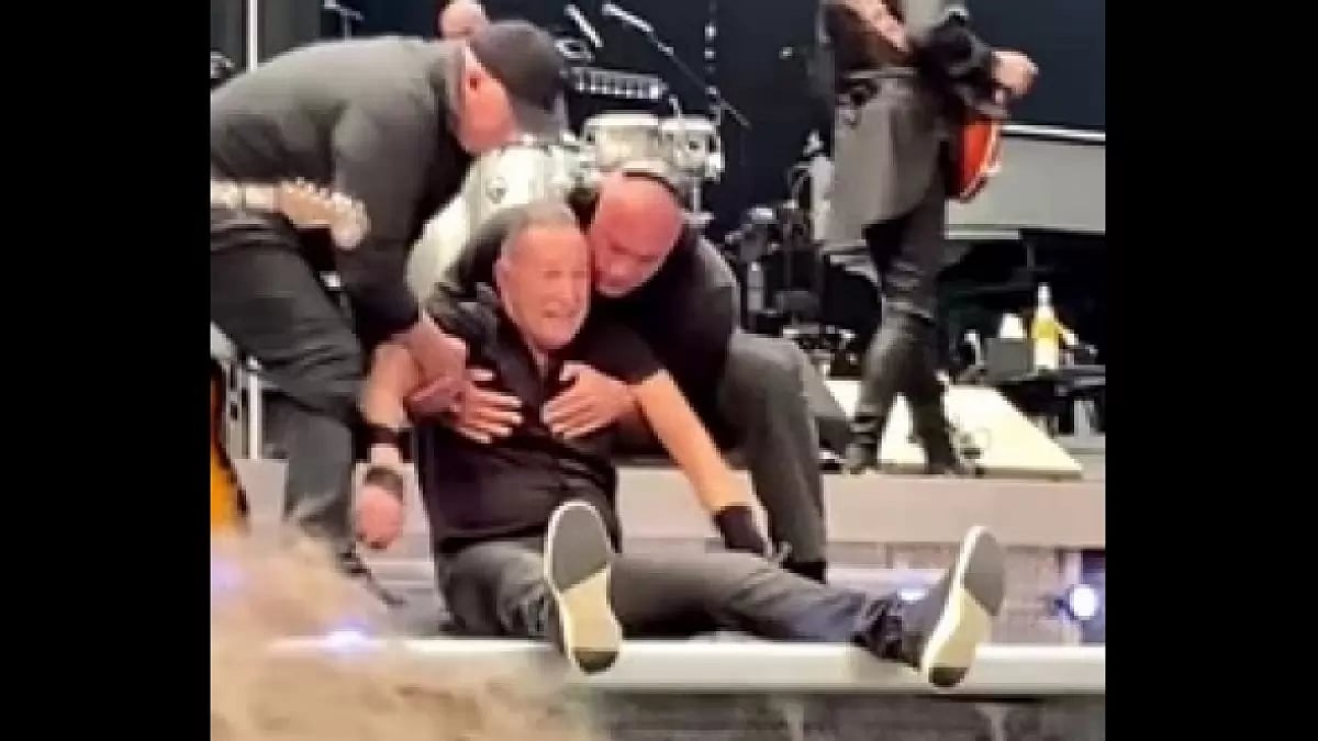 Bruce Springsteen Falls On Stage In Amsterdam During World Tour ...