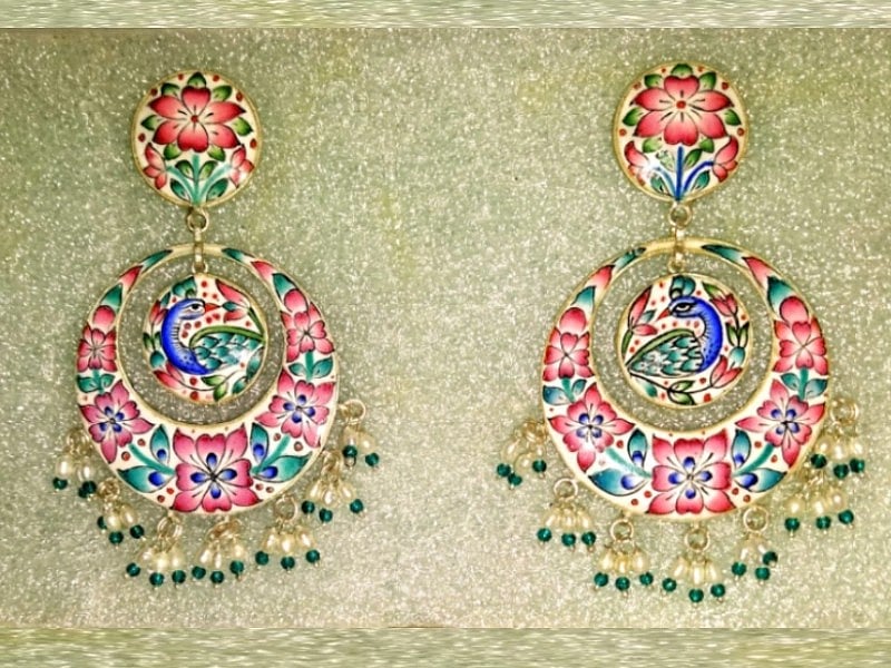 All About The 400-Year-Old GI-Tagged Gulabi Meenakari Of Varanasi