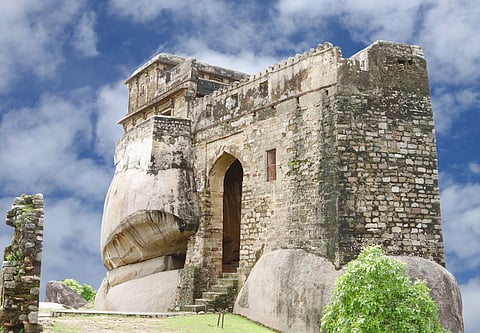 All About The Madan Mahal In Madhya Pradesh