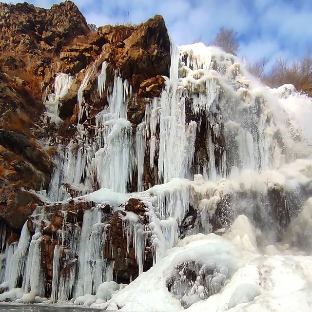 All About The Frozen Drung Waterfall In Kashmir