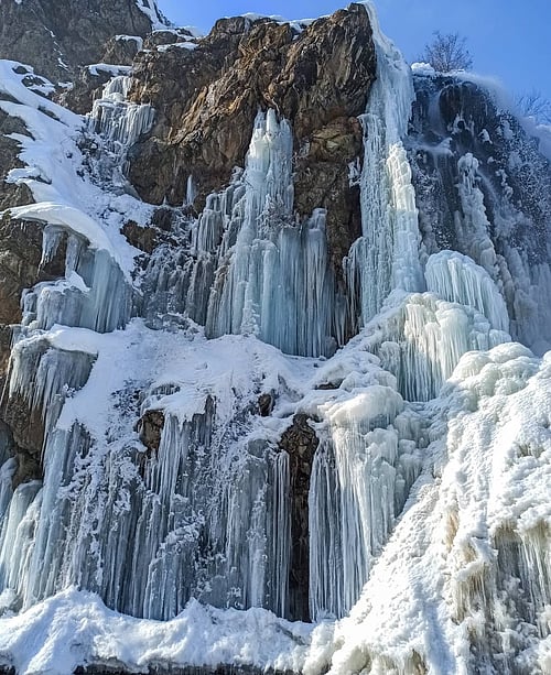 All About The Frozen Drung Waterfall In Kashmir