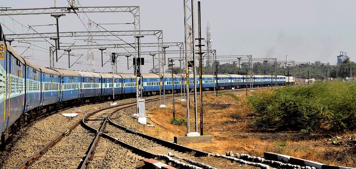 Travel from Udaipur to Pune Directly by Train