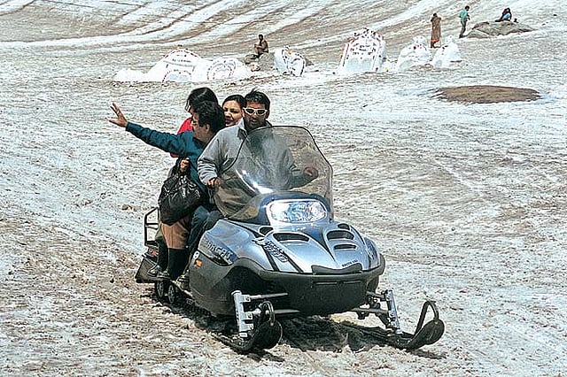 Snow Point in Manali-Rohtang road