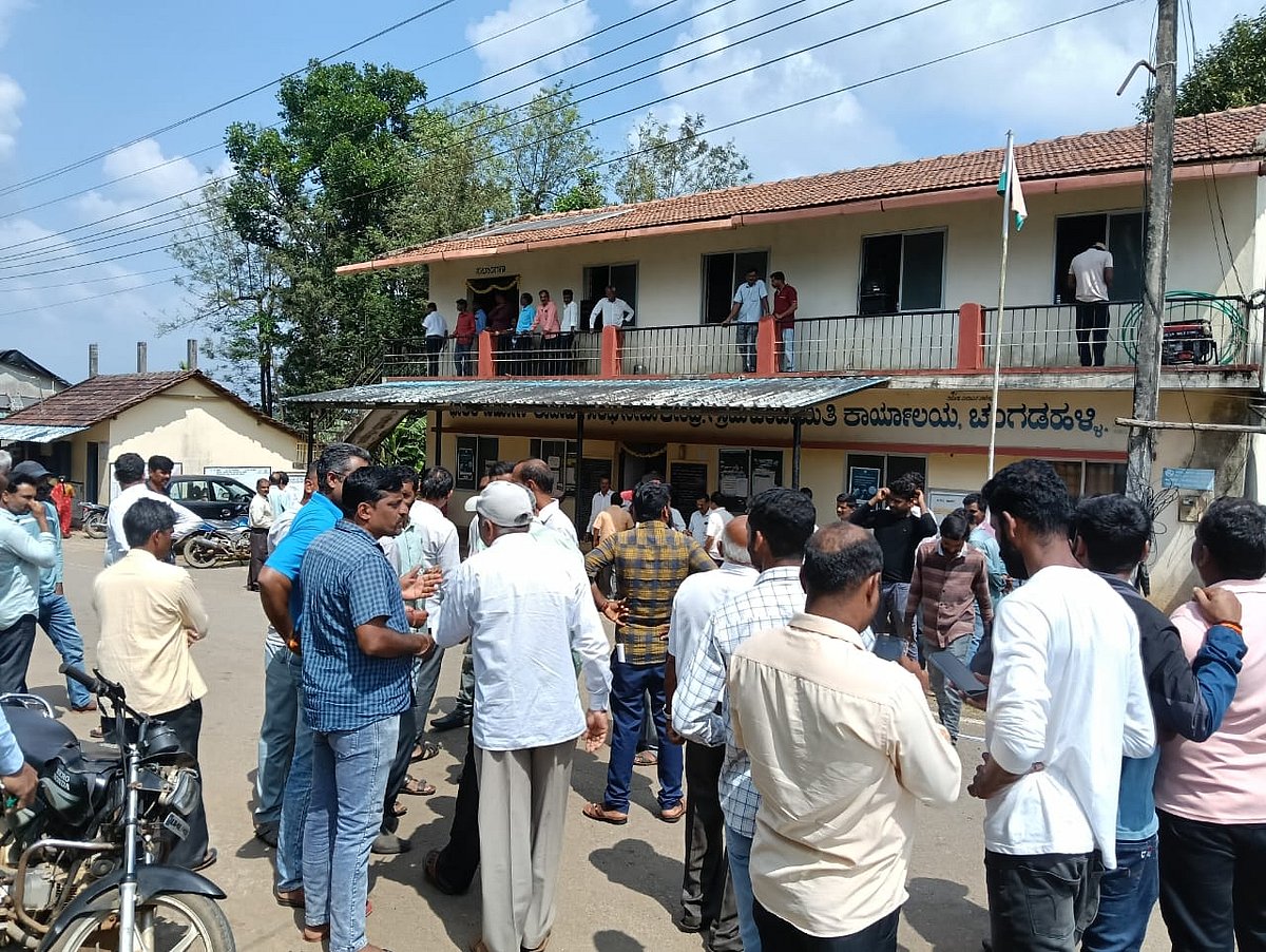 Village Protest: ಚಂಗಡಹಳ್ಳಿ: ಸಭೆ ಬಹಿಷ್ಕರಿಸಿ ಗ್ರಾಮಸ್ಥರ ಪ್ರತಿಭಟನೆ
