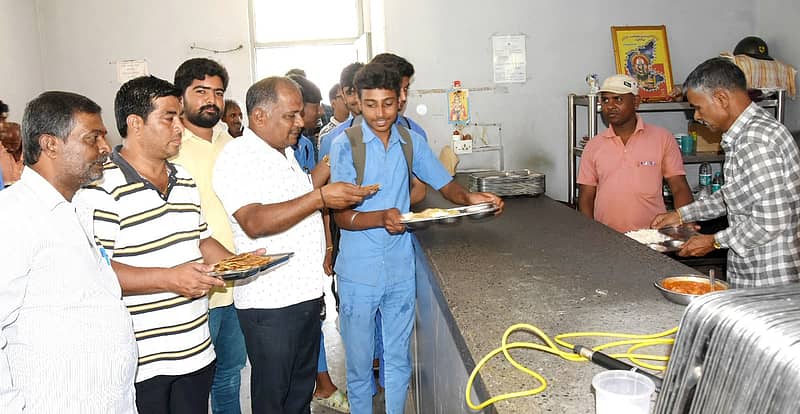 ಮೈಸೂರು: ಇಂದಿರಾ ಕ್ಯಾಂಟೀನ್‌ನಲ್ಲಿ ಹೋಳಿಗೆ ಊಟ