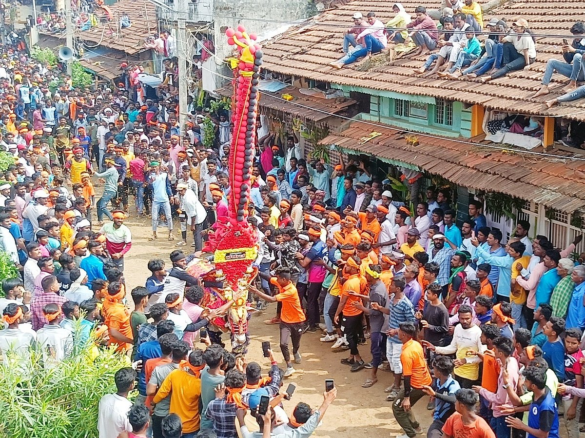 ಸಾವಿರಾರು ಜನರ ಹರ್ಷೋದ್ಗಾರದ ಮಧ್ಯೆ ಹೋರಿ ಹಬ್ಬ