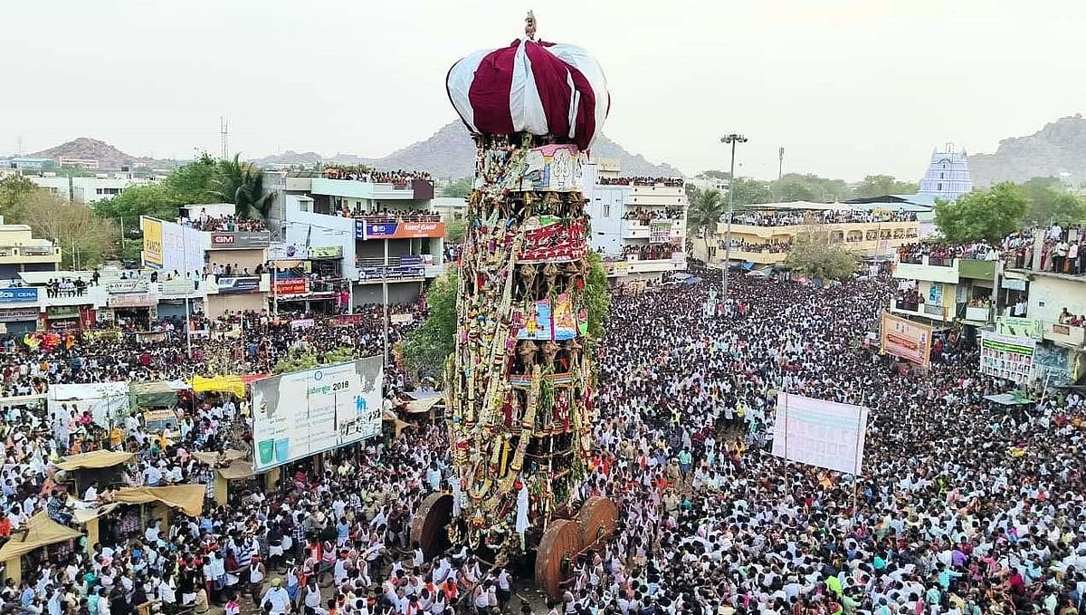 ದೊಡ್ಡಬಸವೇಶ್ವರ ಸ್ವಾಮಿಯ ಮಹಾ ರಥೋತ್ಸವಕ್ಕೆ ಹರಿದುಬಂದ ಭಕ್ತಸಾಗರ