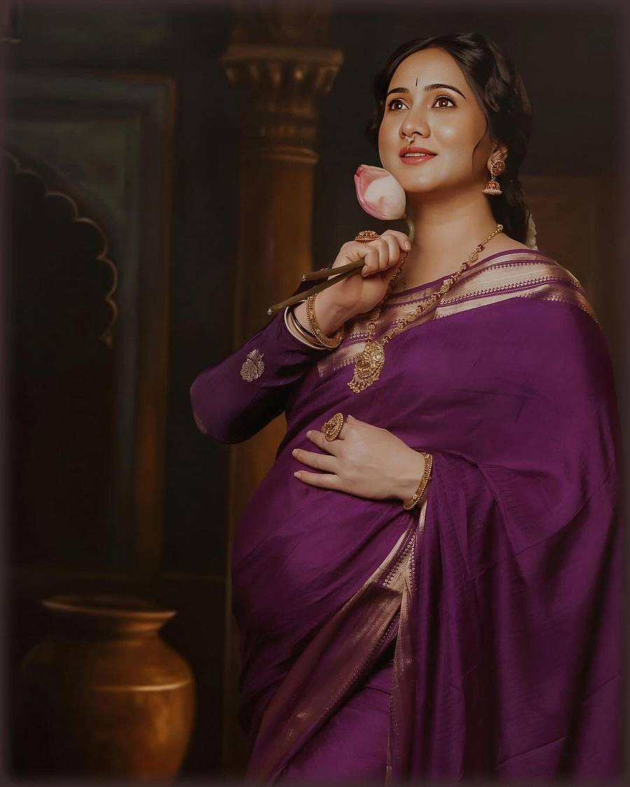 PHOTOS: ರವಿವರ್ಮನ ಕುಂಚದ ಕಲೆಯ ನೆರಳಲ್ಲಿ ಹರ್ಷಿಕಾ ಪೂಣಚ್ಚ ಬೇಬಿ ಬಂಪ್ ಫೋಟೊಶೂಟ್