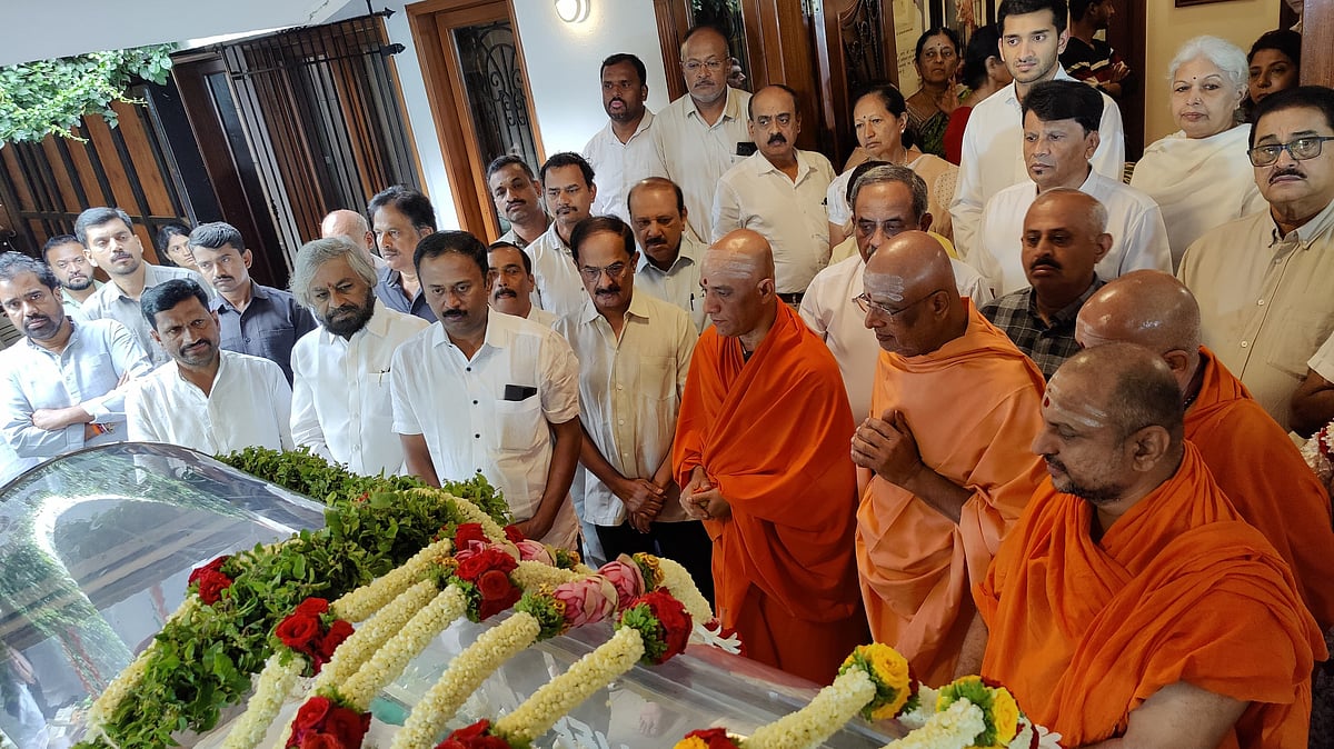 ಗಾಜಿನ ವಾಹನದಲ್ಲಿ ಎಸ್.ಎಂ. ಕೃಷ್ಣ ಅಂತಿಮ ಯಾತ್ರೆ