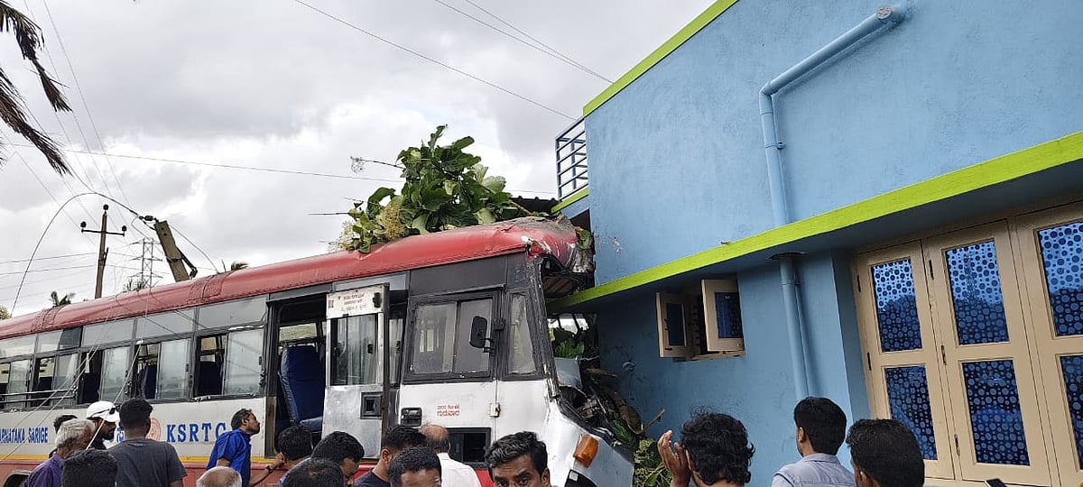 Bus Accident Tipaturu ಮನೆಗೆ ನುಗ್ಗಿದ ಬಸ್: ಪ್ರಯಾಣಿಕರಿಗೆ ಗಾಯ