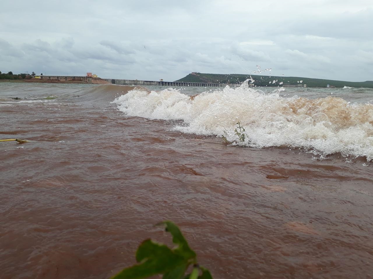Almatti Water Release: ಆಲಮಟ್ಟಿ | ಹೆಚ್ಚಿದ ಹೊರಹರಿವು, 1.40 ಲಕ್ಷ ಕ್ಯೂಸೆಕ್ ...