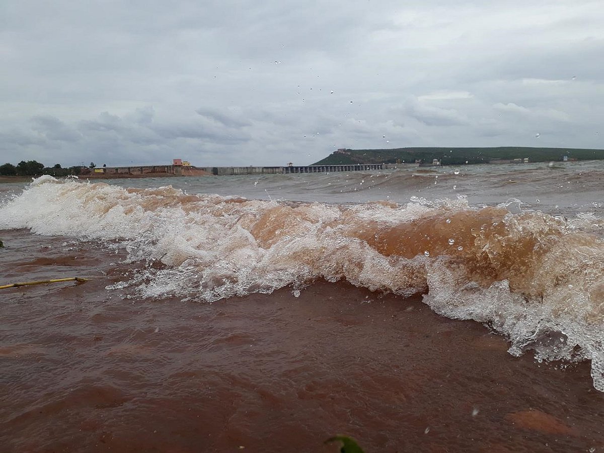Almatti Water Release: ಆಲಮಟ್ಟಿ | ಹೆಚ್ಚಿದ ಹೊರಹರಿವು, 1.40 ಲಕ್ಷ ಕ್ಯೂಸೆಕ್ ...