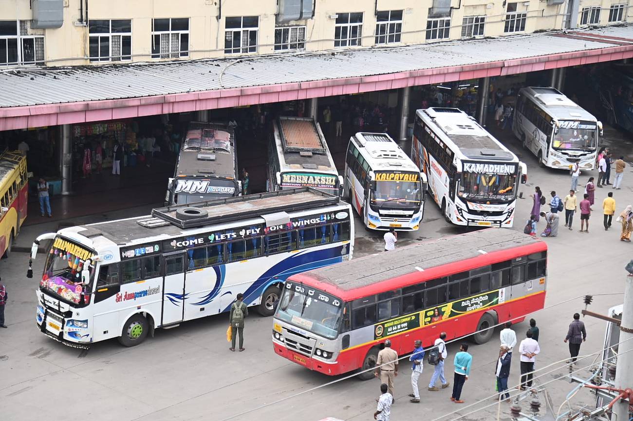 Karnataka Bus Strike: ಸಾರಿಗೆ ನೌಕರರ ಮುಷ್ಕರ: ರಸ್ತೆಗಿಳಿಯದ KSRTC ಬಸ್‌ಗಳು ...