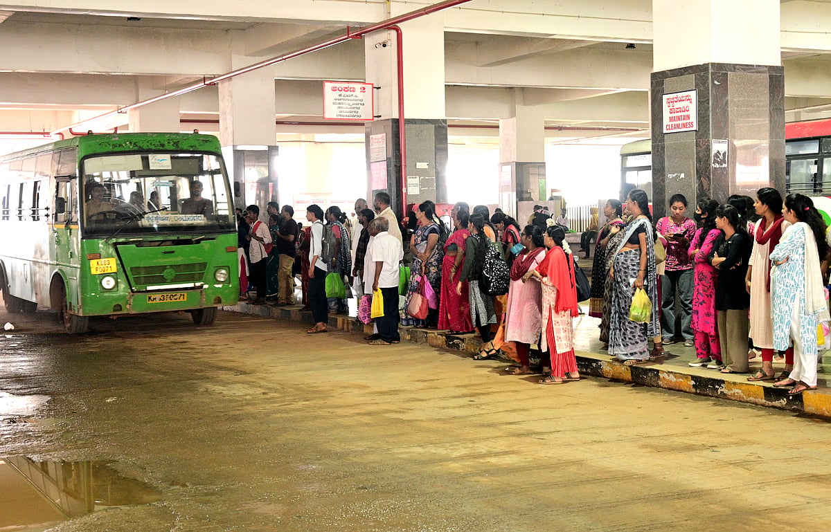 Hubballi Bus Stand Reopens: ಹುಬ್ಬಳ್ಳಿ | ಬಸ್‌ ಸಂಚಾರ ಆರಂಭ, ನಿರಾಳ