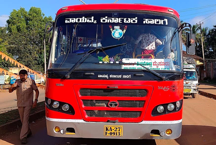 Bus Stop Issue: ಶಿವಮೊಗ್ಗ | ಬಸ್‌ ನಿಲ್ಲಸಲ್ಲ; ಜನರಿಂದ ಡೈವರ್‌, ಕಂಡಕ್ಟರ್‌ ತರಾಟೆಗೆ