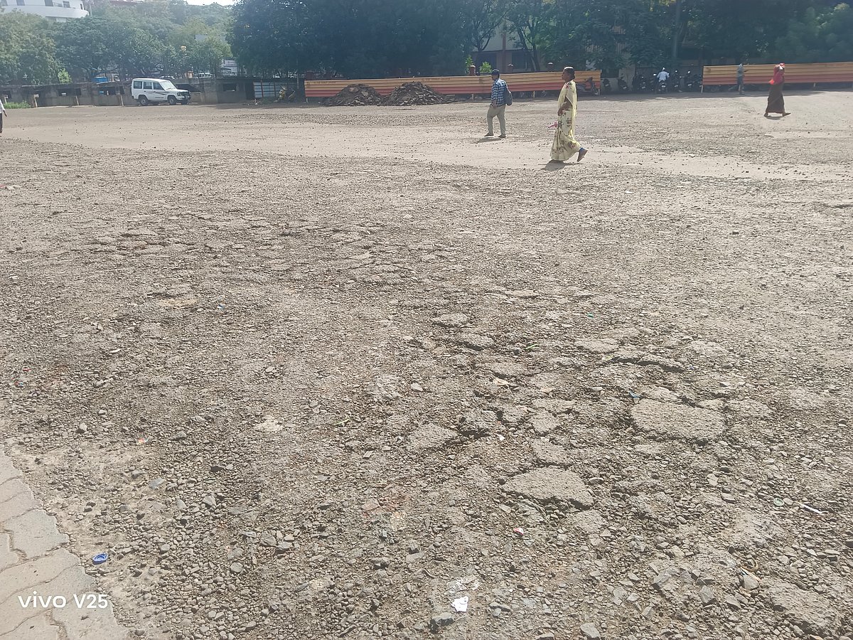 Bagalkote Bus Stand: ಬಾಗಲಕೋಟೆ | ದೂಳು, ಕೆಸರುಮಯ ನವನಗರ ಬಸ್‌ ನಿಲ್ದಾಣ