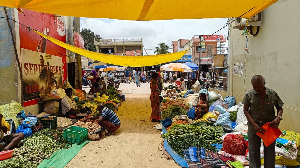 Weekly Market Chaos: ರಸ್ತೆಯಲ್ಲೇ ಚೇಳೂರು ಸಂತೆ