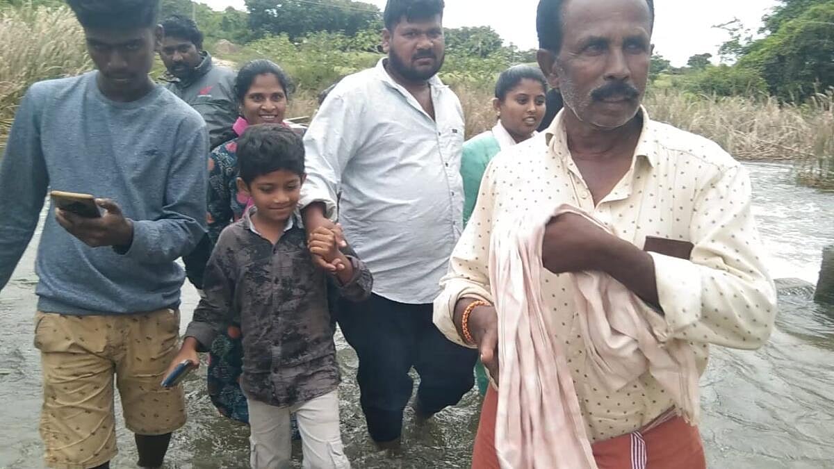 Lake Overflow: ಕೋಡಿ ಹರಿದ ರಾಮಸಮುದ್ರ ಕೆರೆ: ರಸ್ತೆಗೆ ಹರಿದ ನೀರು; ಗ್ರಾಮಸ್ಥರ ಪರದಾಟ