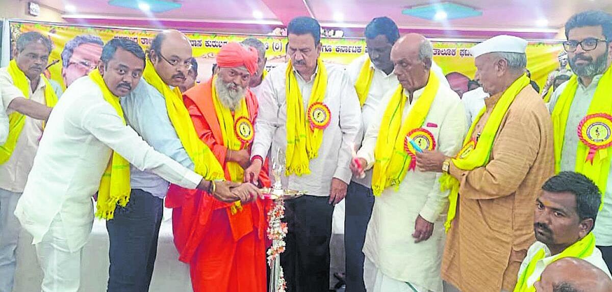 Backward Class Rights: ನರಗುಂದ| ಹಿಂದುಳಿದವರ ಕಾಲೆಳೆಯಲು ಅವಕಾಶ ಕೊಡದಿರಿ ...