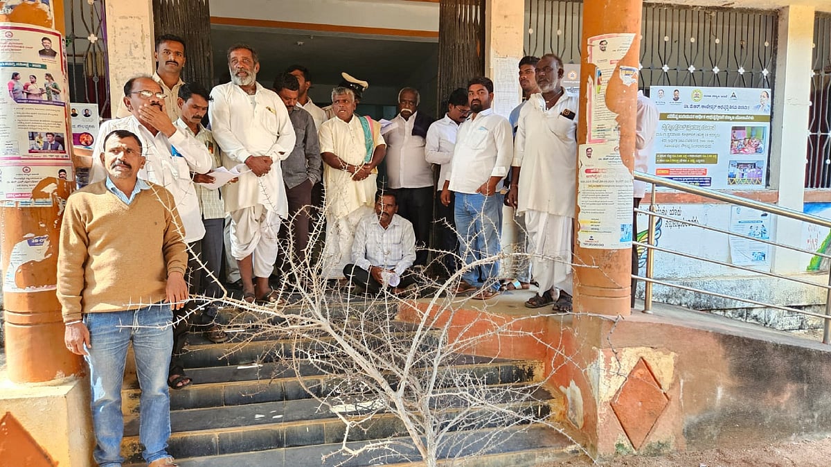 ಸುರಪುರ: ತಾ.ಪಂ ಕಚೇರಿಗೆ ಮುಳ್ಳು ಹಚ್ಚಿ ದಲಿತ ಸಂಘರ್ಷ ಸಮಿತಿಯಿಂದ ಪ್ರತಿಭಟನೆ