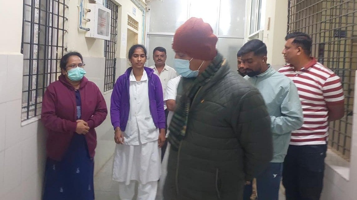 Magadi MLA Hospital Visit: ಮಾಸ್ಕ್ ಧರಿಸಿ ನಸುಕಿನಲ್ಲಿ ಮಾಗಡಿ ಸರ್ಕಾರಿ ...