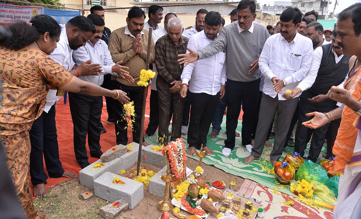 Swimming Pool Project: ಕೋಲಾರ: ಈಜುಕೊಳ ನಿರ್ಮಾಣಕ್ಕೆ 11 ತಿಂಗಳ ಗಡುವು ನೀಡಿದ ...