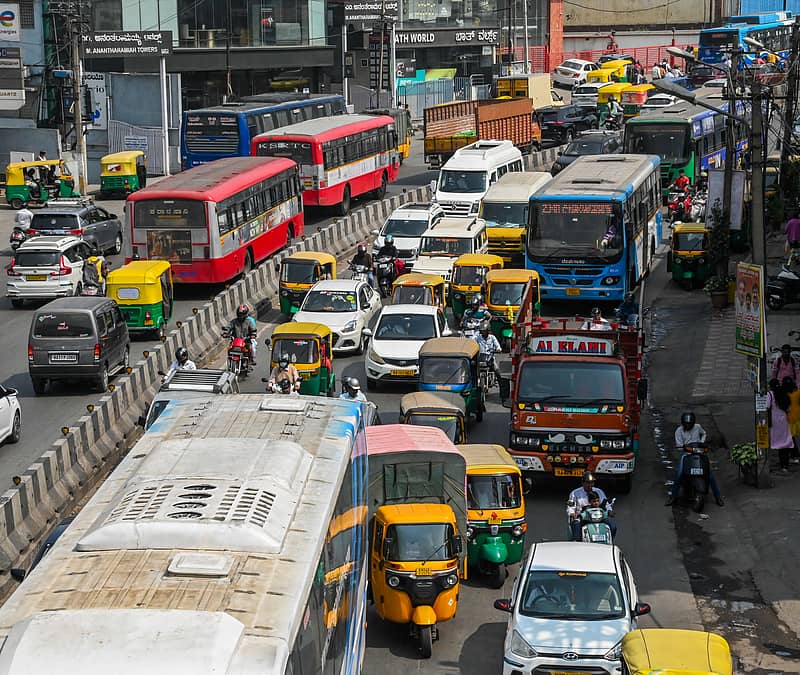 Mysuru Road Traffic: ಮೈಸೂರು ರಸ್ತೆ: ವಾಹನ ಸಂಚಾರ ‘ಆಮೆಗತಿ’, ಸ್ಕೈ ವಾಕ್ ಬಳಸದ ಜನರು
