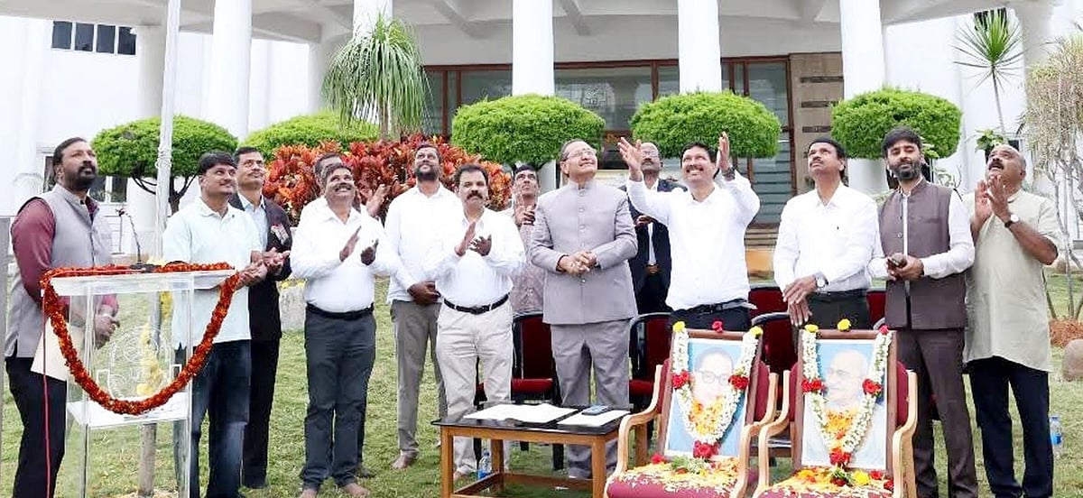 Republic Day Pledge: ಮೈಸೂರು| ಸಮ ಸಮಾಜಕ್ಕೆ ಎಲ್ಲರೂ ಸಂಕಲ್ಪ ಮಾಡಬೇಕು: ಪ್ರೊ ...