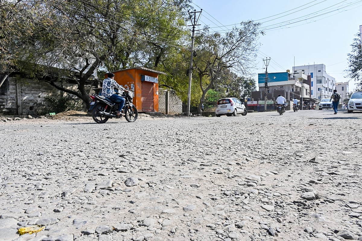 Bad Road Condition: ಡಾಂಬರು ಕಾಣೆ; ಬರೀ ಗುಂಡಿ, ದೂಳೇ ಗೋಚರ