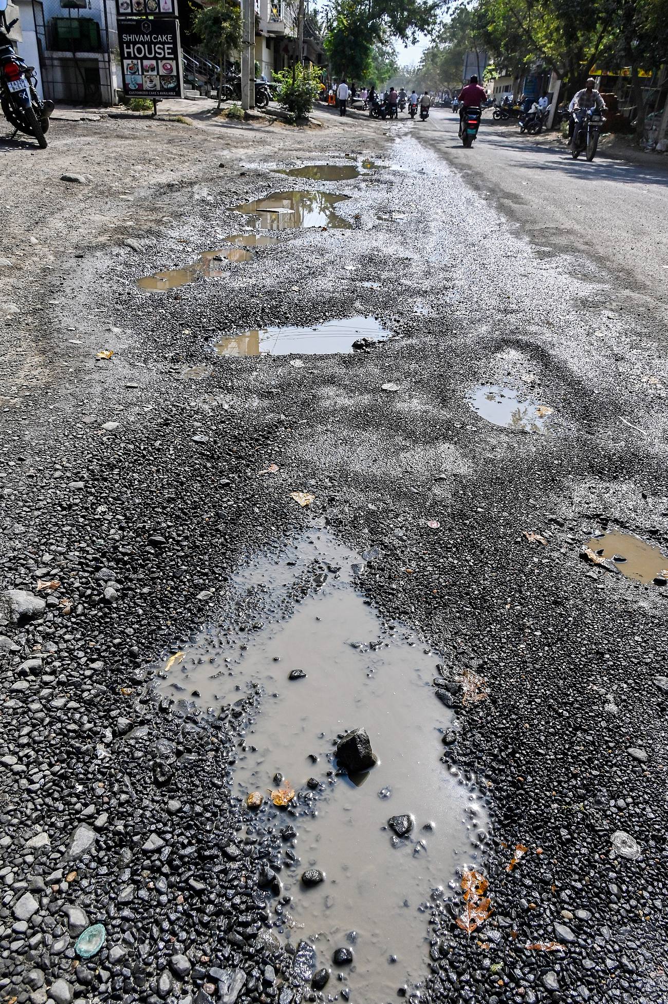 Bad Road Condition: ಡಾಂಬರು ಕಾಣೆ; ಬರೀ ಗುಂಡಿ, ದೂಳೇ ಗೋಚರ