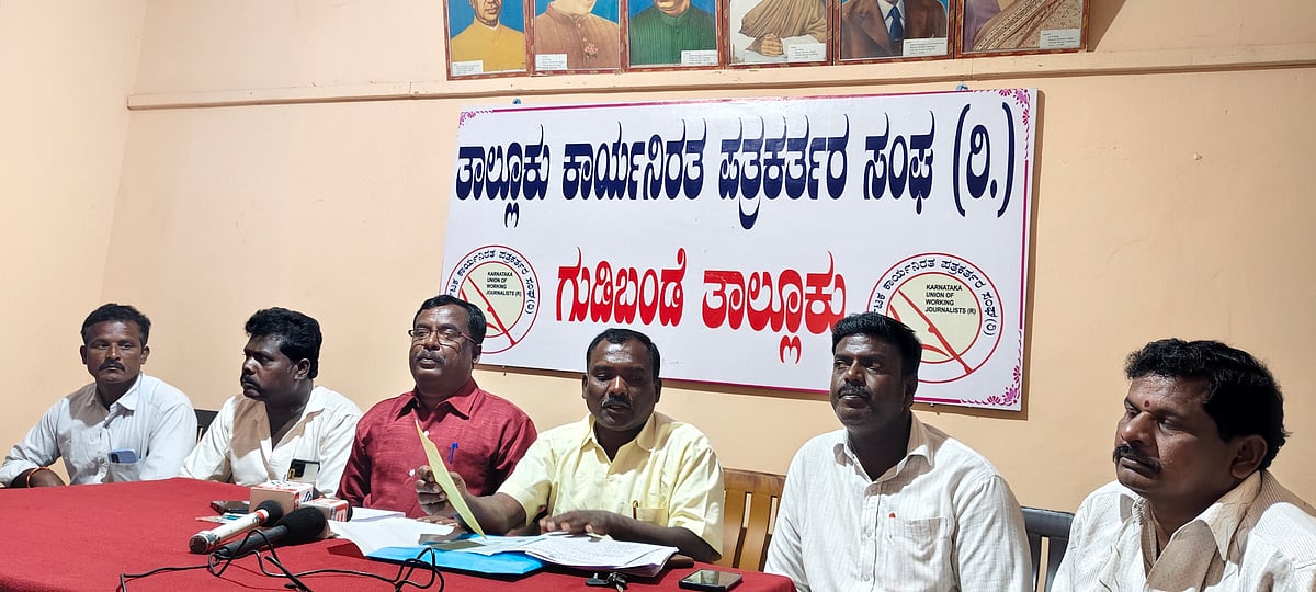 Gudibande News: ಜೀತದಾಳು ಜಾಗೃತಿ ಮಾಡದೆ ಜಿಲ್ಲಾಡಳಿತ ನಿರ್ಲಕ್ಷ್ಯ ...