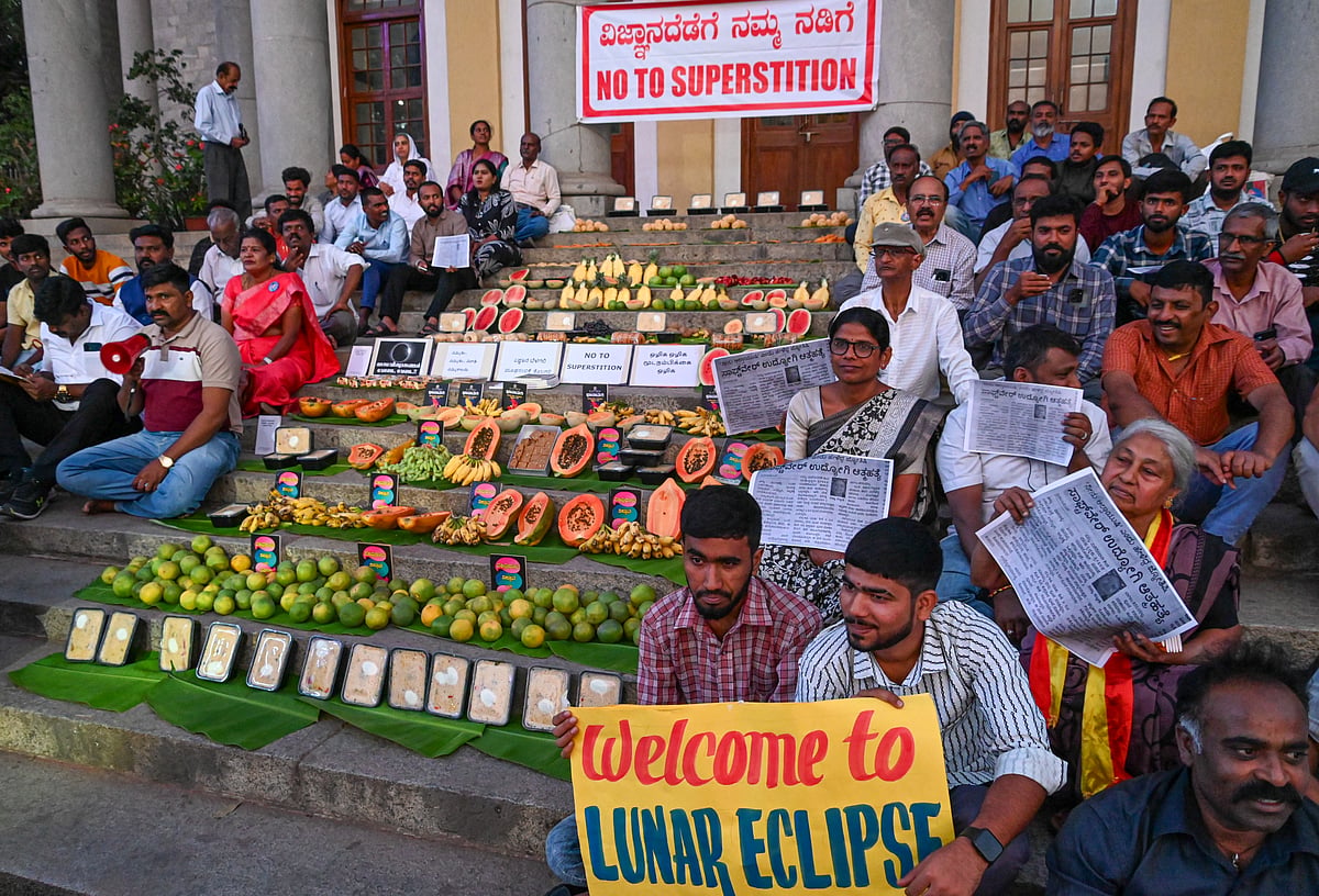 Anti-Superstition Event: ಗ್ರಹಣ ವೇಳೆ ಆಹಾರ ಸೇವಿಸಿ ಜಾಗೃತಿ