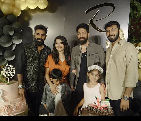 Yash and Radhika Pandit: ಸಿನಿತಾರೆಯರ ಸಮ್ಮುಖದಲ್ಲಿ ಪತ್ನಿ ರಾಧಿಕಾ ಪಂಡಿತ್ ...