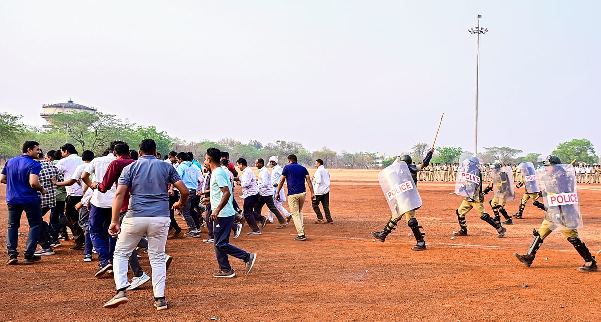 Riot control simulation: ಗುಂಡು ಹಾರಿಸಿ ದೊಂಬಿ ನಿಯಂತ್ರಣ: ಡಿಎಆರ್‌ ಮೈದಾನಲ್ಲಿ ...