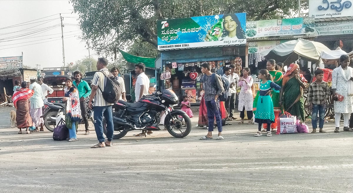 Highway bus stops: ಜೇವರ್ಗಿ: ಹೆದ್ದಾರಿ ಪ್ರಯಾಣಿಕರ ಗೋಳು ಕೇಳುವರ್‍ಯಾರು?